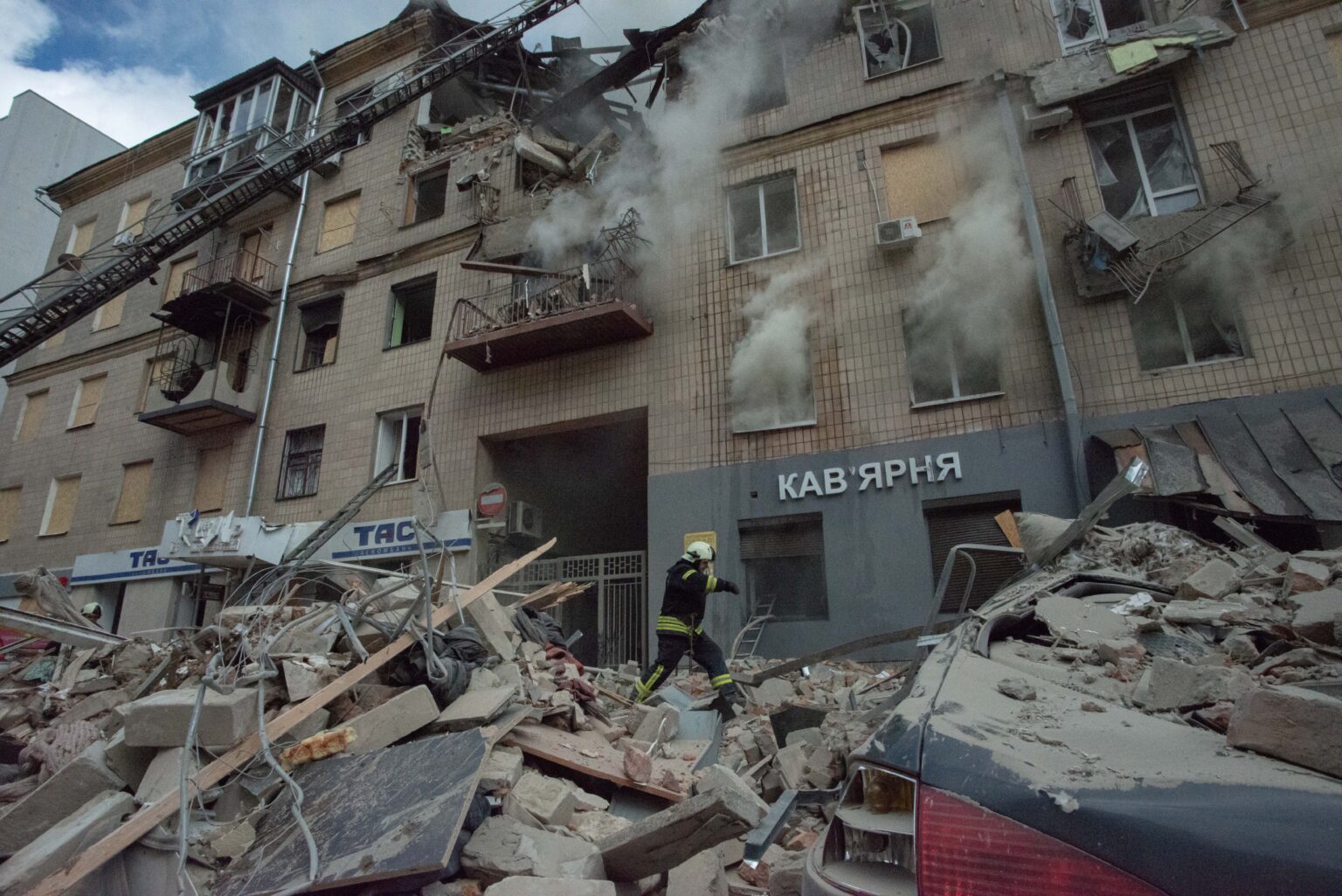 Russian Army Destroyed a High-rise Building in Kharkiv City Center — Photo